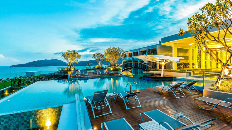 Crest Resort & Pool Villas : Destination2 Holidays