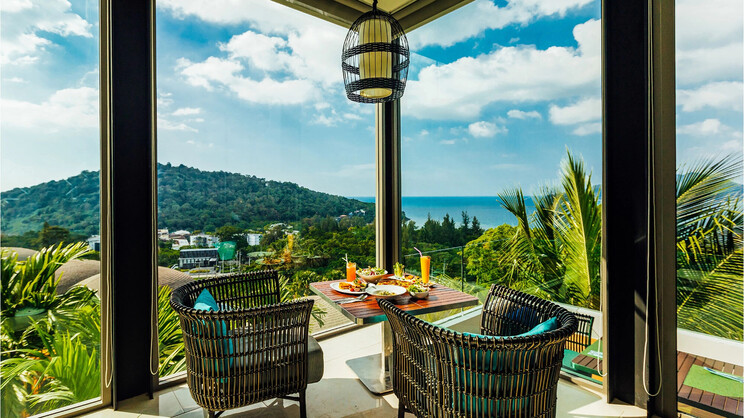 Crest Resort & Pool Villas : Destination2 Holidays