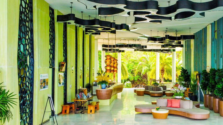 Crest Resort & Pool Villas : Destination2 Holidays